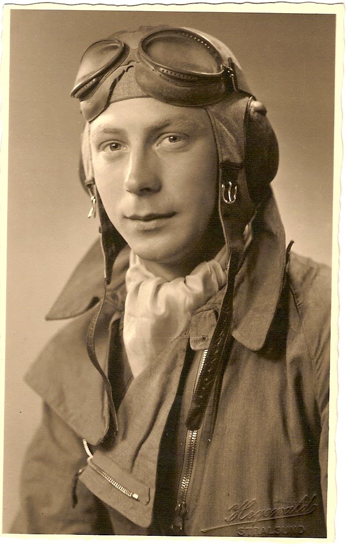 NAZI JERMAN: Foto Penutup Kepala Pilot (Flieger-Kopfhaube)