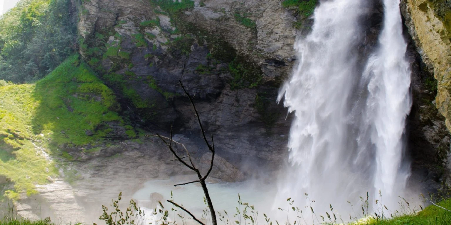 Reichenbach Falls, Meirigen, Switzerland (with Map & Photos)