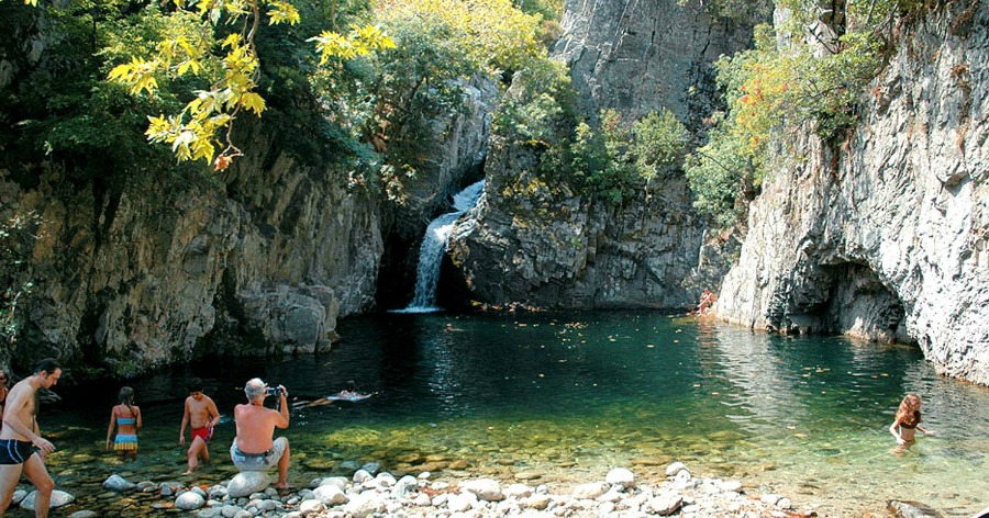 Σαμοθράκη: Καταρράκτες, κατσικάκια και πλατάνια που κρύβουν έναν ...