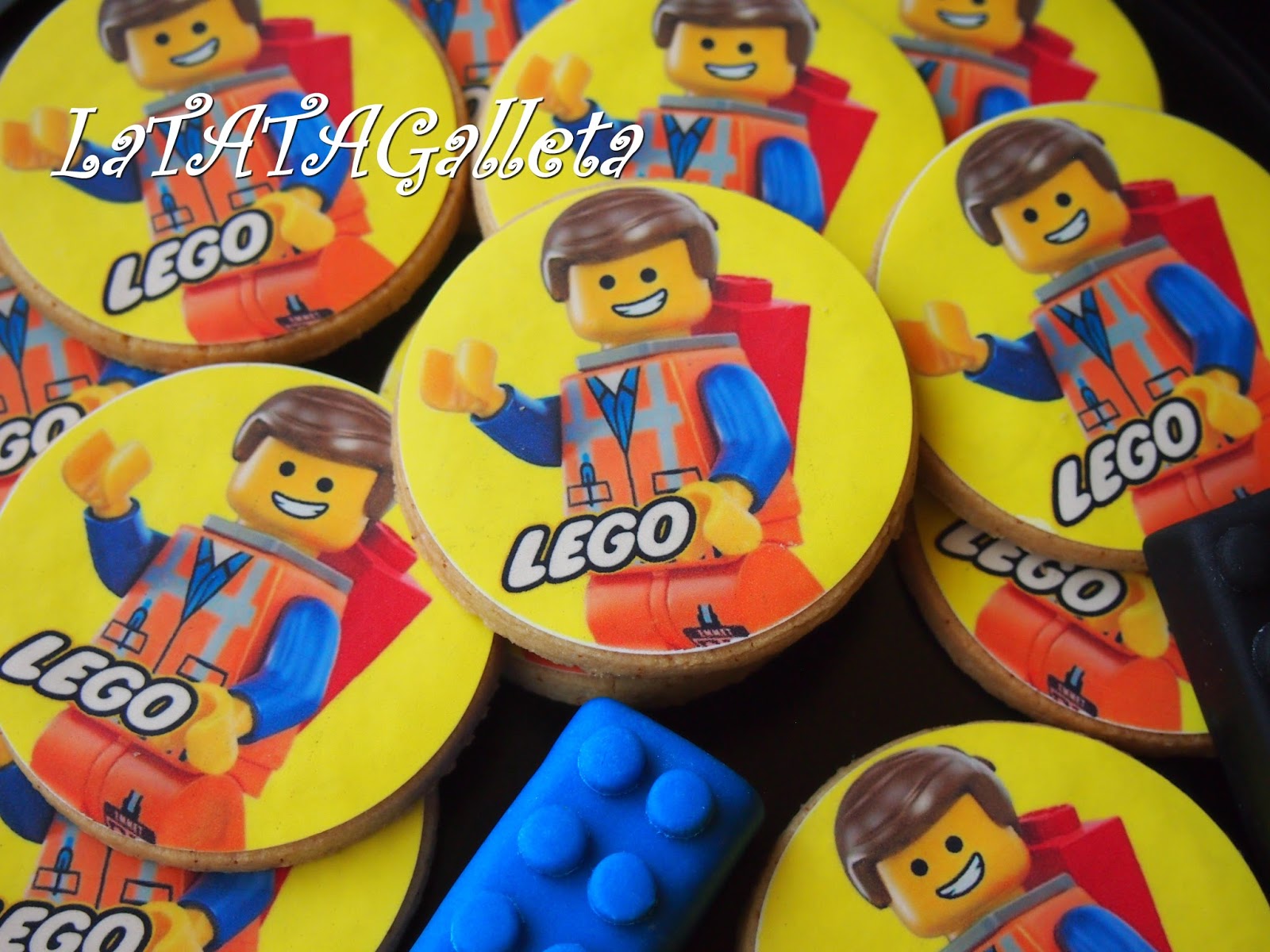 LaTATAGalleta: CONJUNTO CUMPLEAÑOS TARTAS Y GALLETAS "LEGO EMMET"