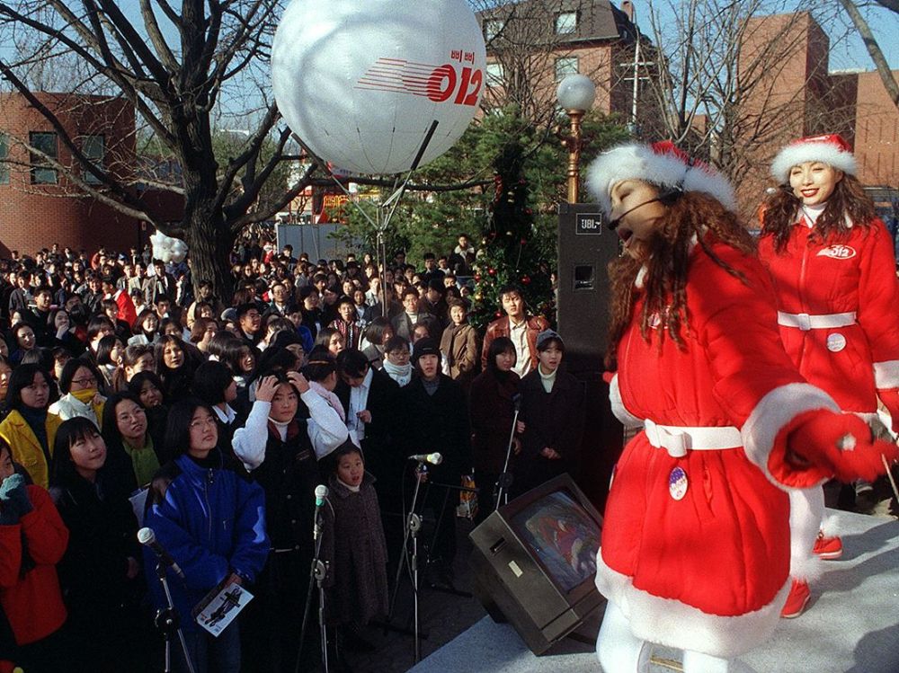 50 Candid Photographs That Capture Street Scenes of South Korea From ...