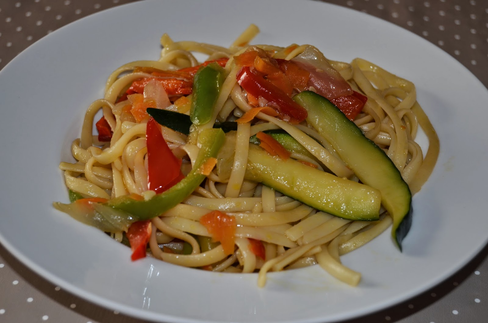 Cocinando vegetales: Pasta con verduras al estilo oriental.