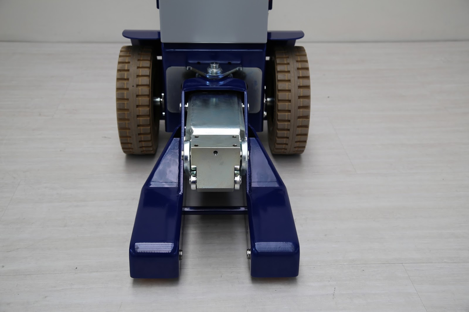 Zallys M14 - Electric tug with hydraulic hitch