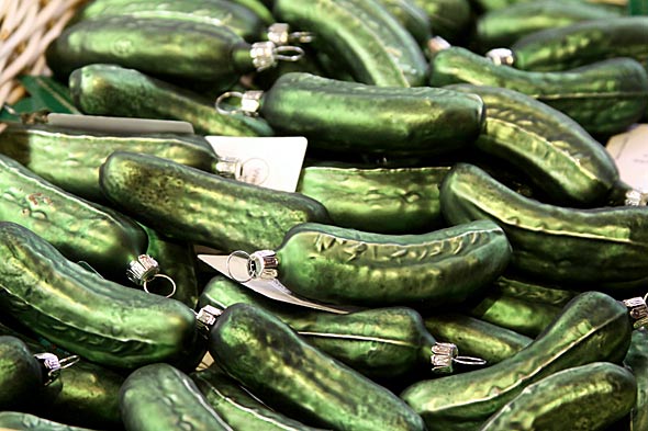 THE MYSTERIOUS ORIGINS OF THE CHRISTMAS PICKLE, A GERMAN TRADITION!