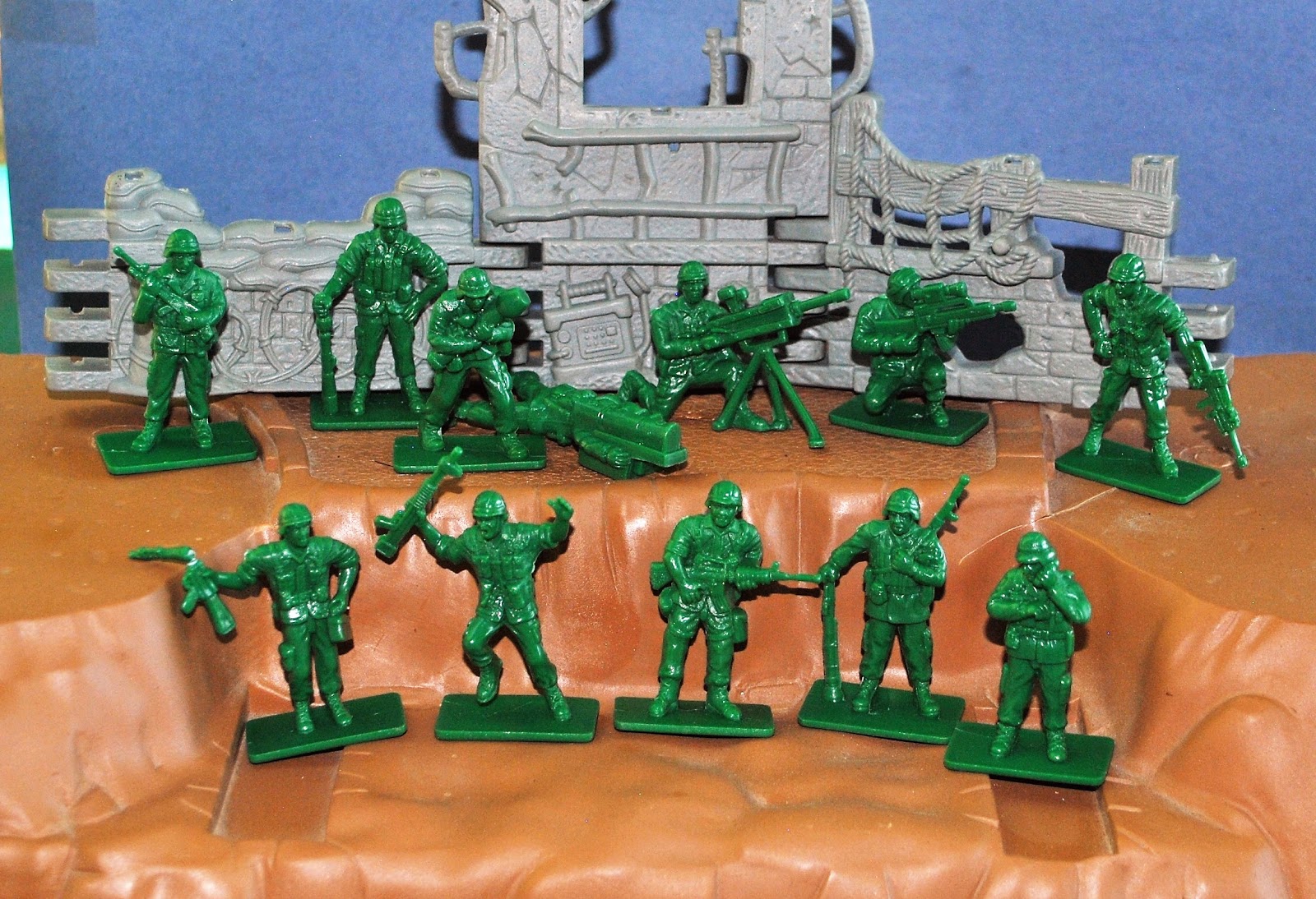 Modern Army Men: SCS Direct Modern Warfare Bucket with HIng Fat soldiers.