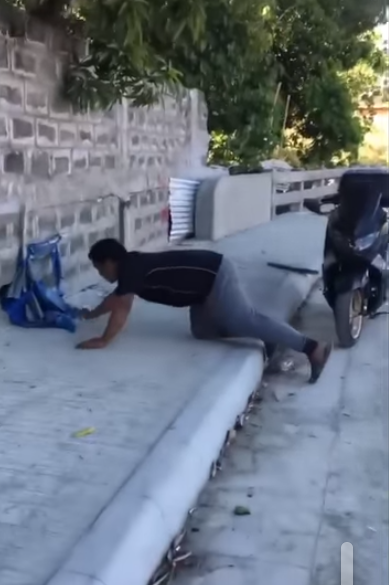 Butas sa ilalim ng pader, isa palang tindahan; netizens, naaliw! Butas sa ilalim ng pader, isa palang tindahan; netizens, naaliw!