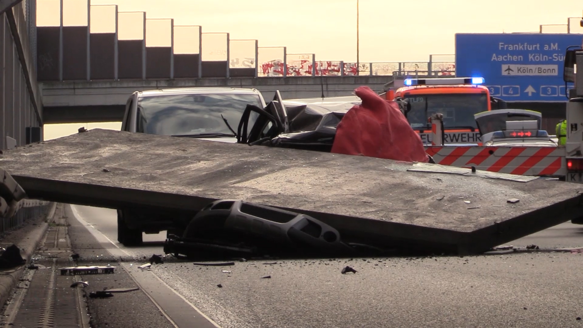 nrw-aktuell.tv: Tödlicher Unfall auf der A3 bei Köln: Betonwand stürzt ... nrw-aktuell.tv: Tödlicher Unfall auf der A3 bei Köln: Betonwand stürzt ...