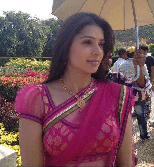 Housewife Photo: South Indian Hot Housewife Sexy Cleavage And Boobs Photo