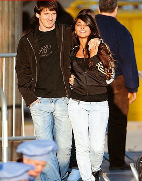 Lionel Messi With Girlfriend Antonella Roccuzzo in Latest Photographs ...