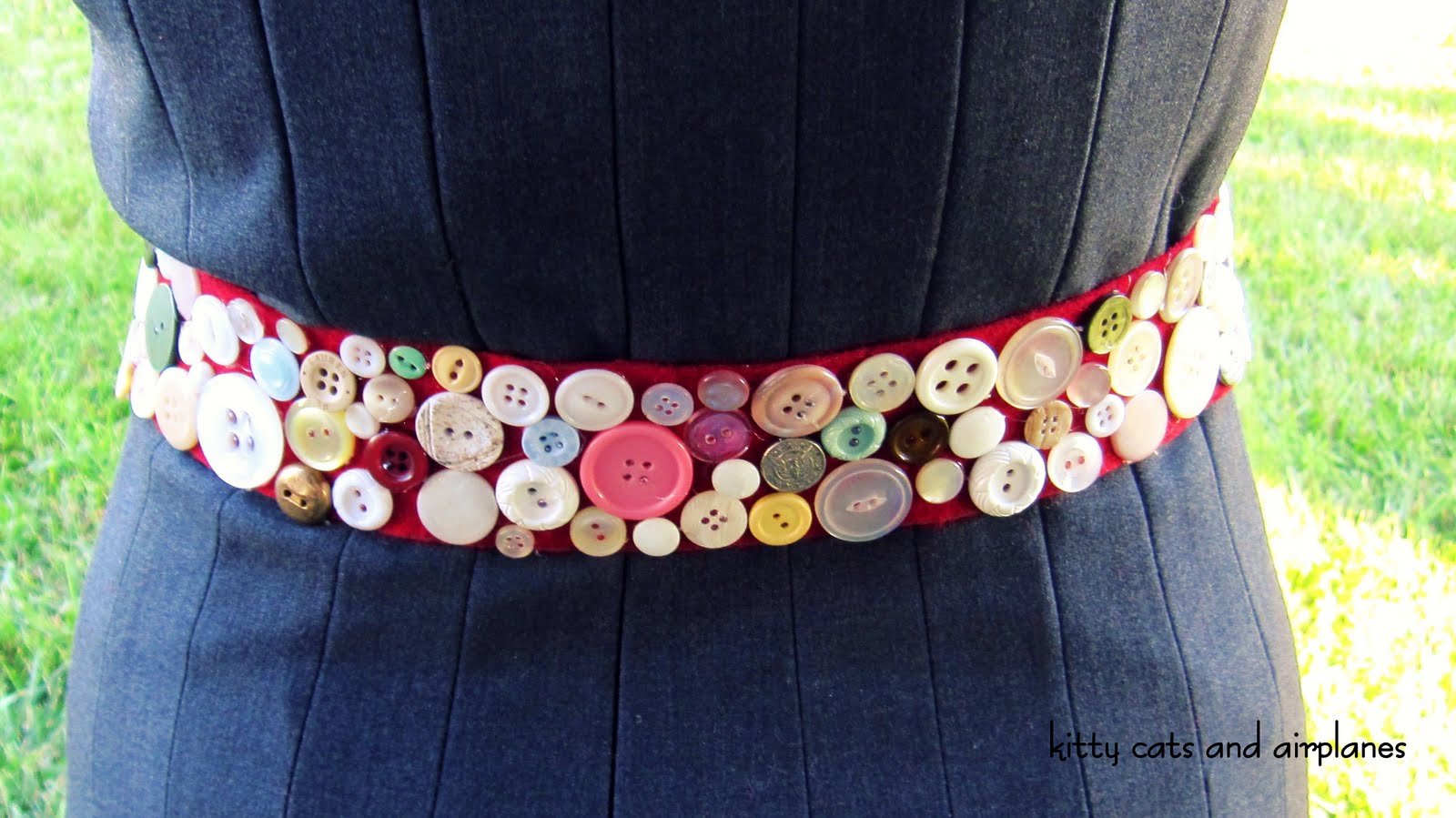 Kitty Cats and Airplanes: The button belt {a tutorial}