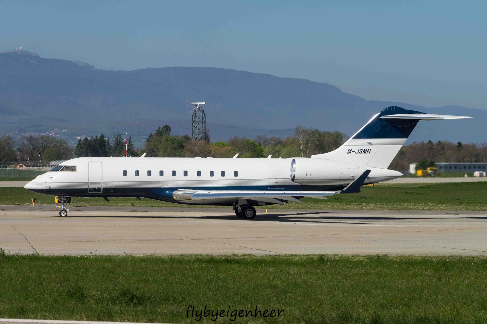 FLUGZEUGE Privatjets etc: M-JSNM Bombardier BD-700- 1A11 Global 5000 ...