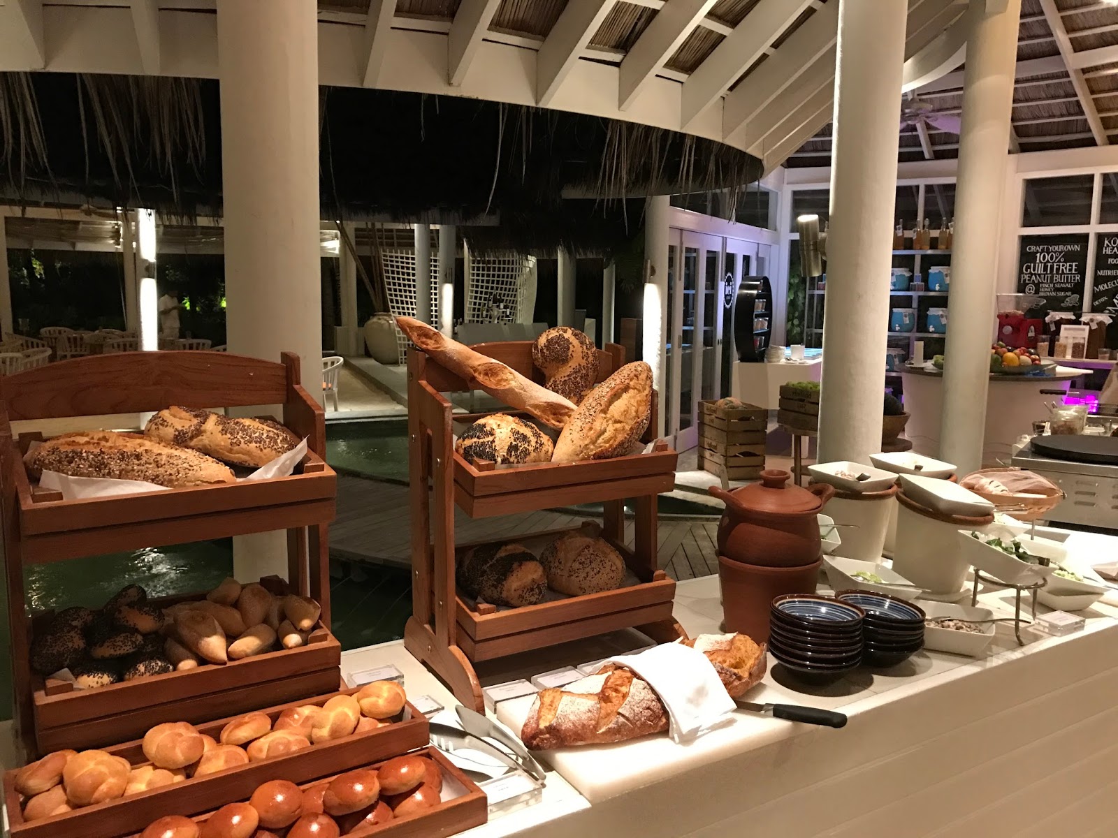 [Maldives] LUX* South Ari Atoll (II): Buffet Restaurants - The Hedgehog ...