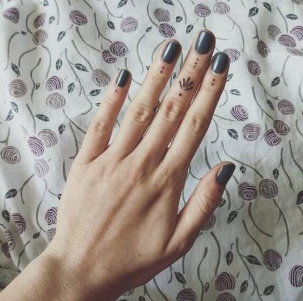 35+ Ide Desain Tato Di Jari Tangan Yang Cocok Untuk Anda - Tattoo Magz