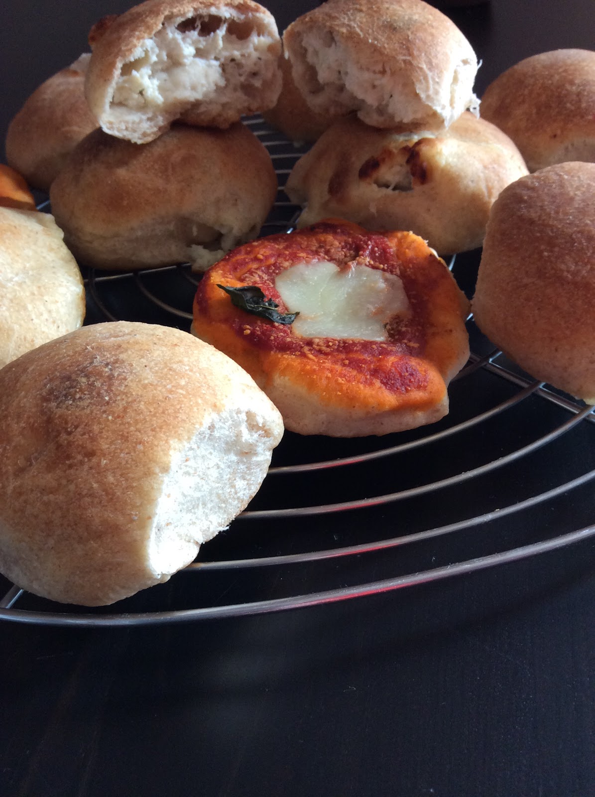 Pizzette e bombe con ricotta( pasta da rosticceria siciliana)