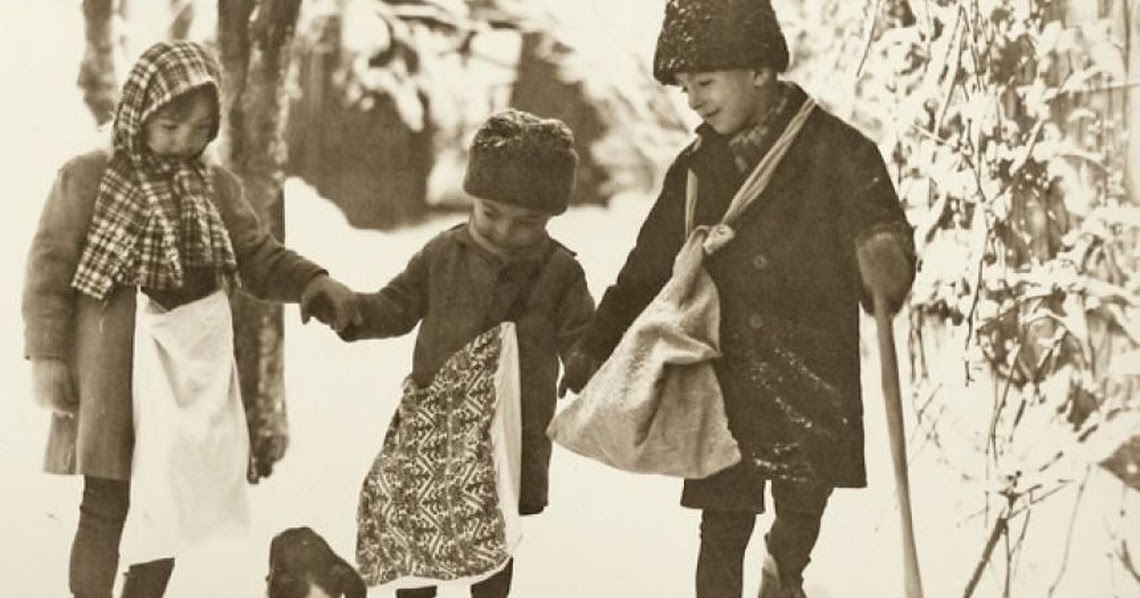 Fotografii vechi: Cu trăistuțele la colindat, în perioada interbelică