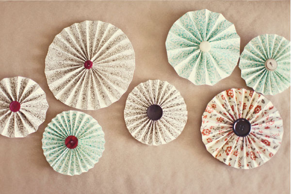 {Oh, So Darling}: Pretty Pleated Pinwheels Decor