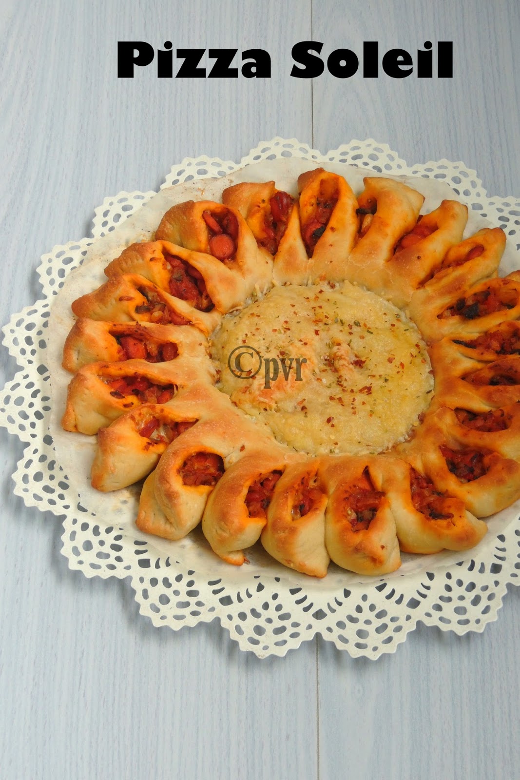 Priya's Versatile Recipes: Pizza Soleil/ Sun Shaped Mushroom & Chicken ...