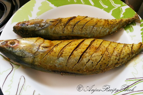 Anju's Recipe Book: Ayala Pollichathu / Mackerel Wrapped in Banana Leaf