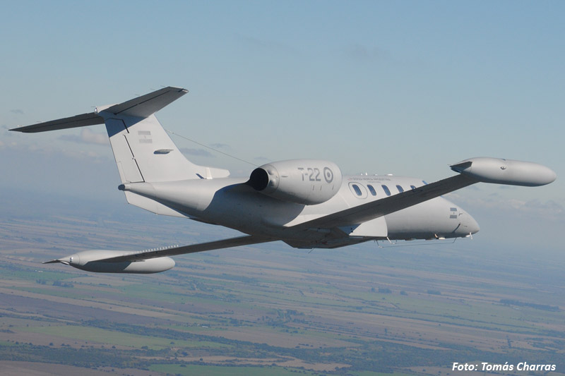 Actualidad Aeronautica en Paraná: Vuelo en formación de Learjet T-22, T ...