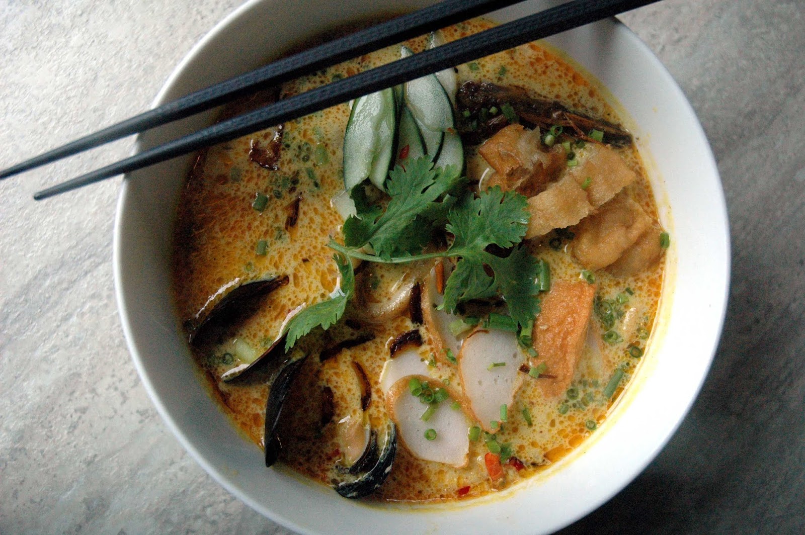 DUDE FOR FOOD: Rainy Days and Laksa. And Nasi Lemak. And Chicken Kalbi ...