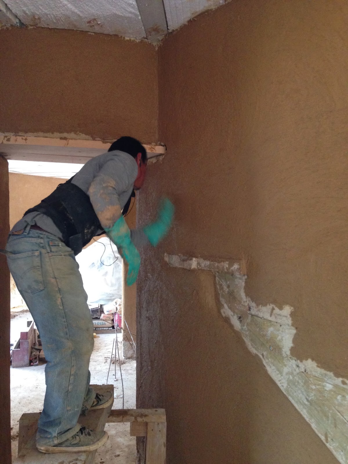 Construyendo orgánicamente / Organic building: Y vuelve el repello de muros