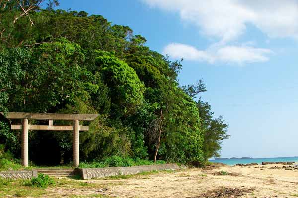 Ryukyu Life: Saturday Photo: The Torii on the Beach Okinawa, Japan