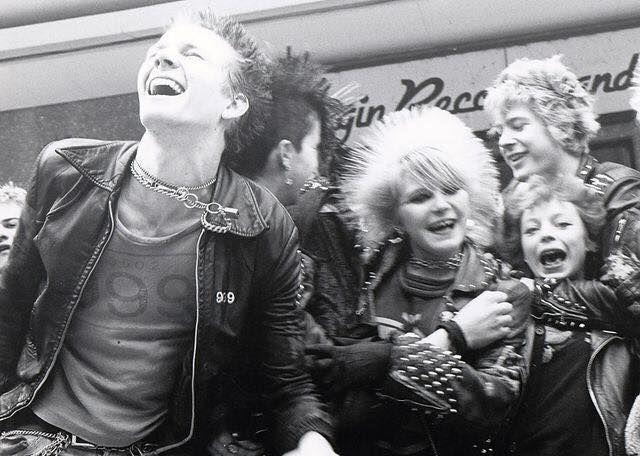 Candid Snapshots of ’80s Punk Culture Through an Amazing Instagram ...