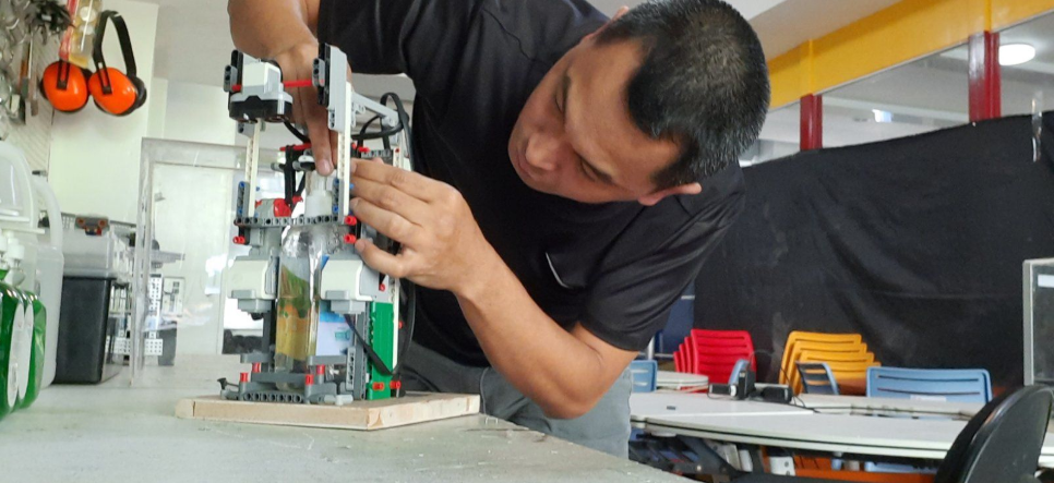 Man invents Robotic Alcohol Dispenser out of Lego toy bricks in Bulacan ...