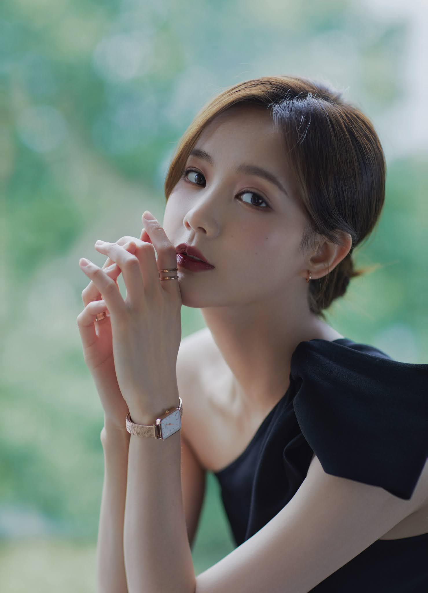 China Entertainment News: Li Yitong poses for photo shoot