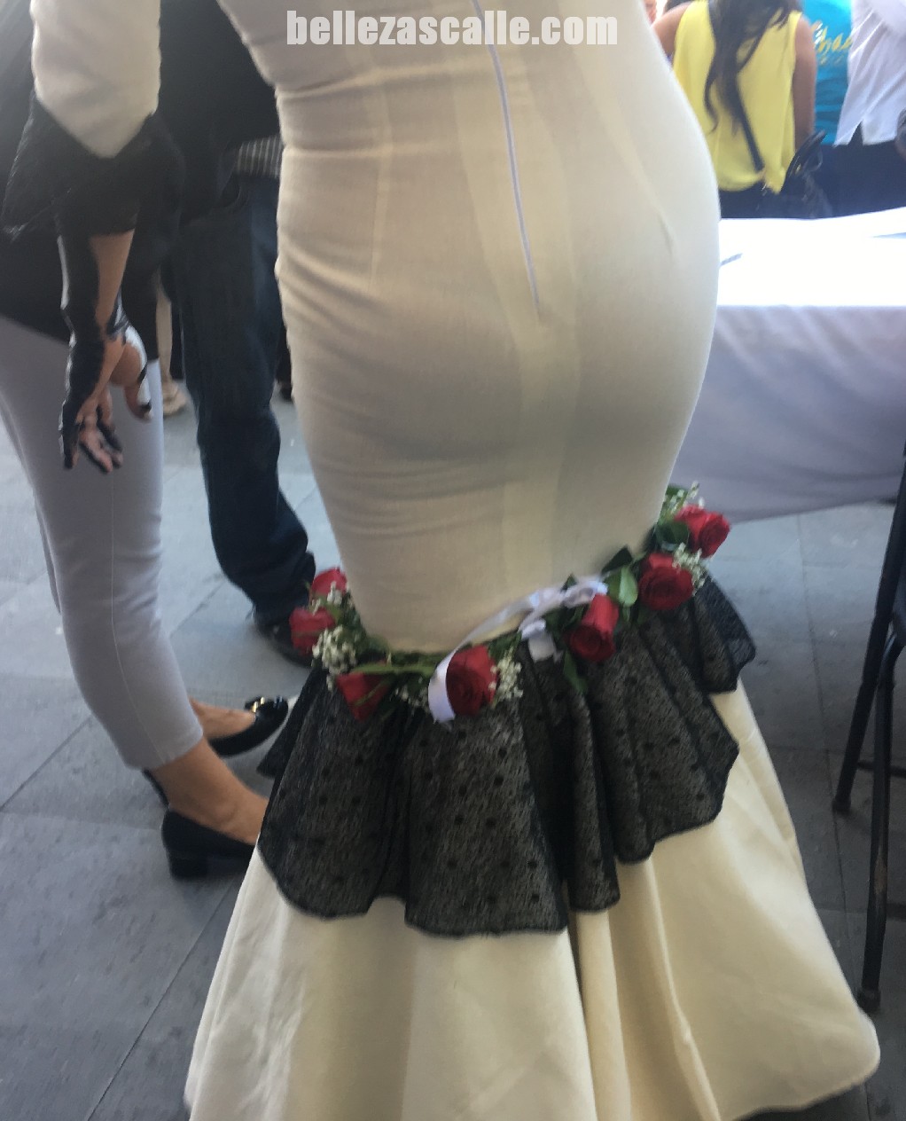 Señoras sexys en vestidos entallados marcando tanga | Mujeres bellas en ...