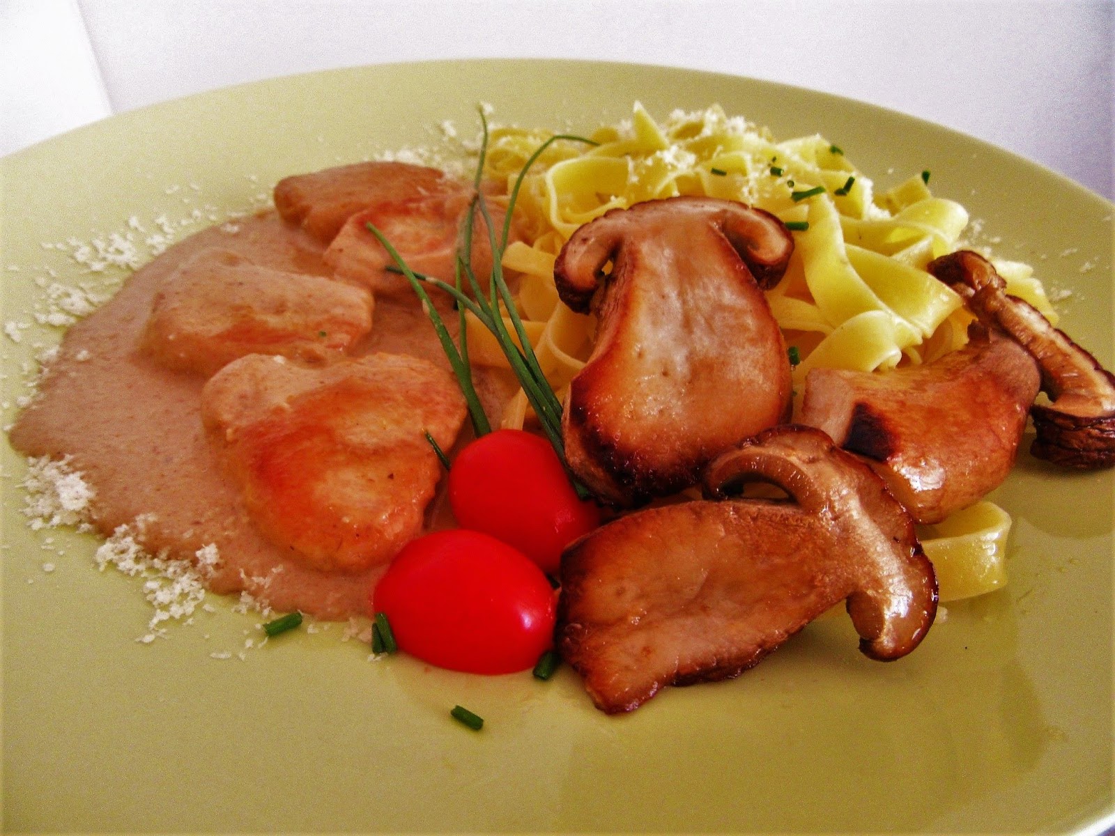 Medaljoni u umaku od gljiva i vrhnja / Medallions in mushroom and cream ...