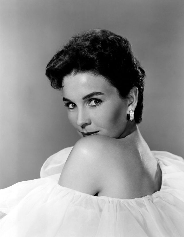 40 Gorgeous Photos of Jean Simmons in the 1940s and '50s ~ Vintage Everyday
