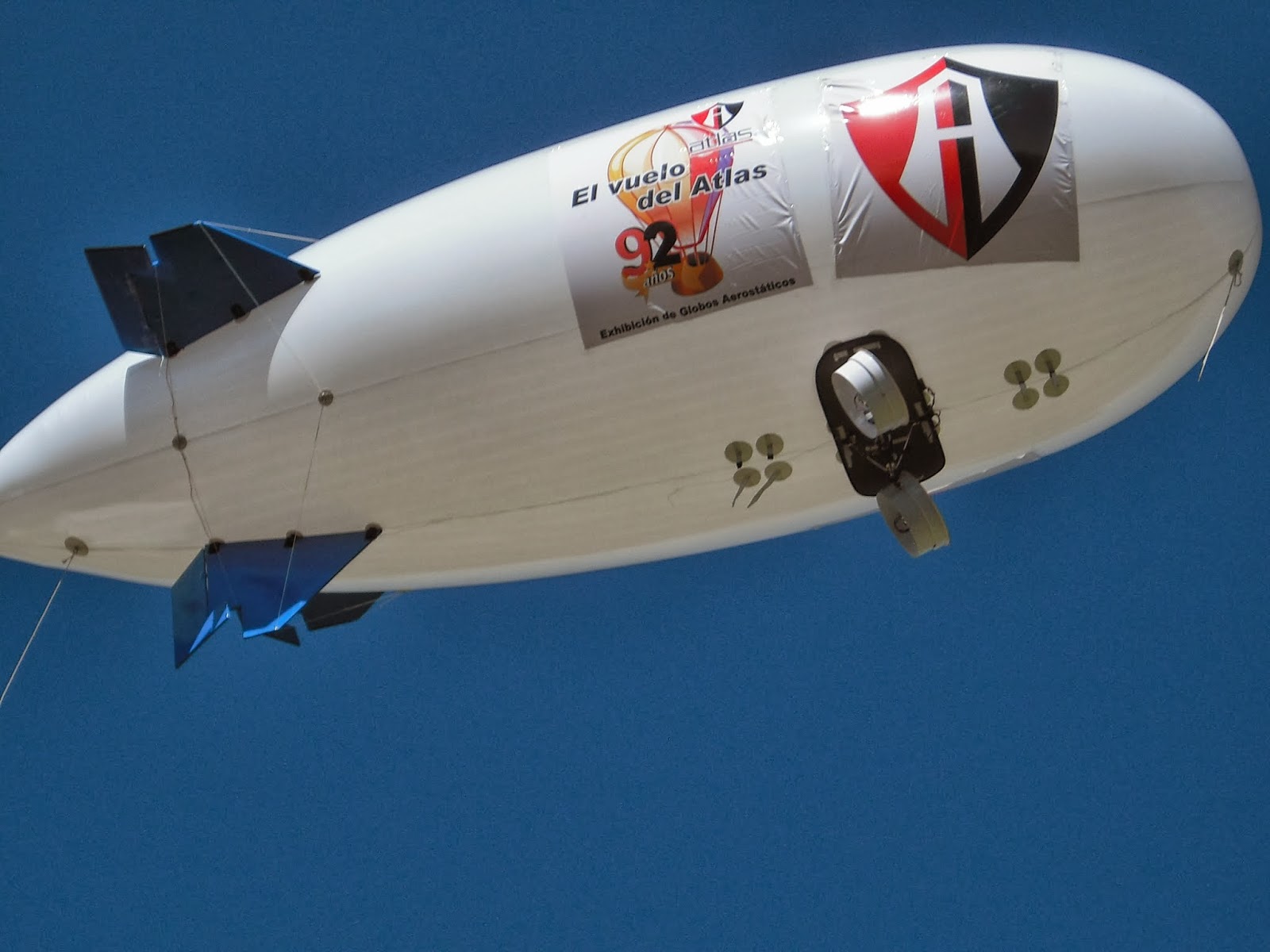 Dirigibles de control remoto.