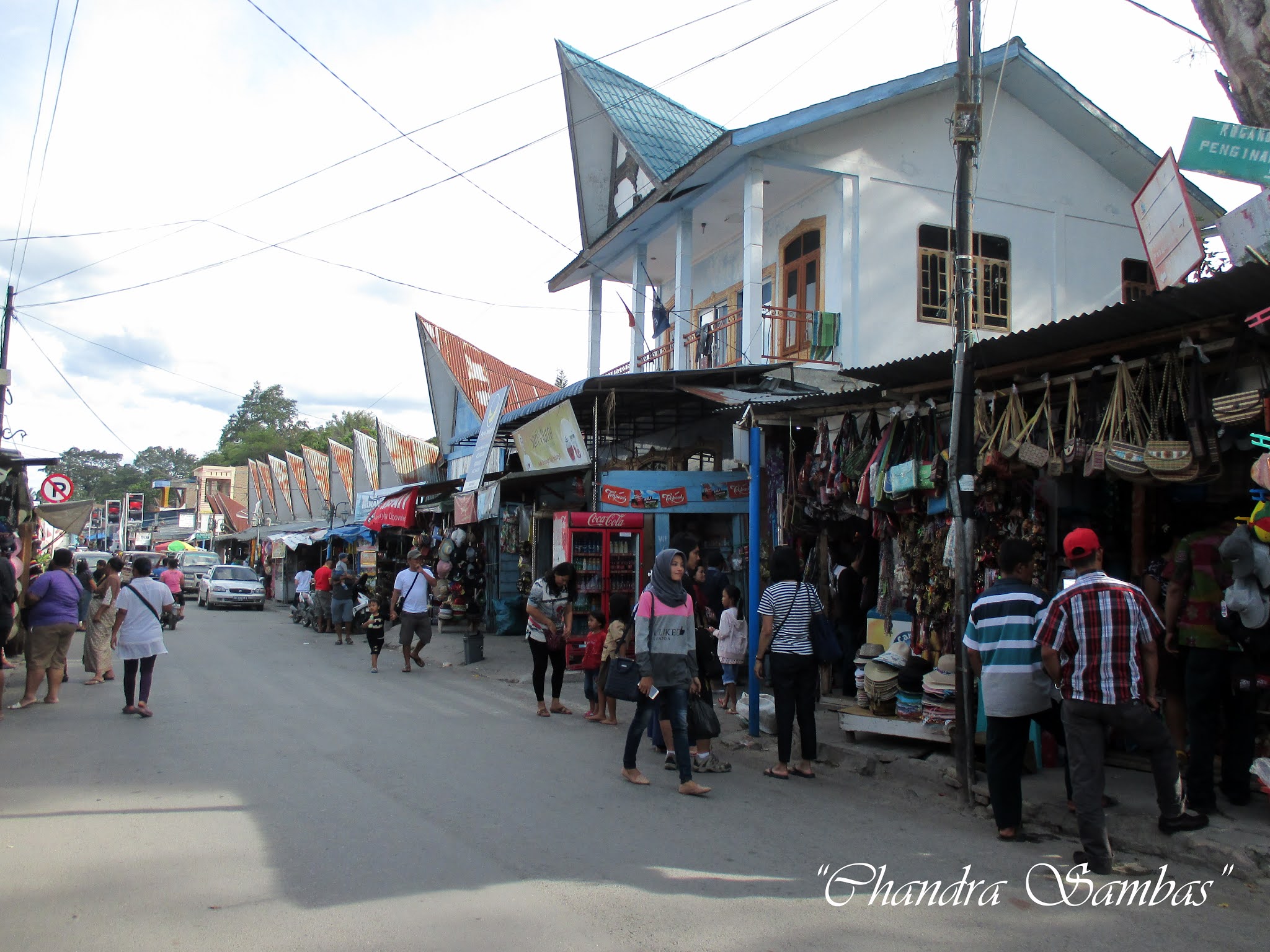 Pasar Tomok, Pusat Oleh-Oleh Khas di Pulau Samosir | Backpacker Alam ...