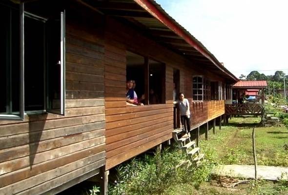 THE MALAY HISTORY AND CULTURE : Iban longhouse