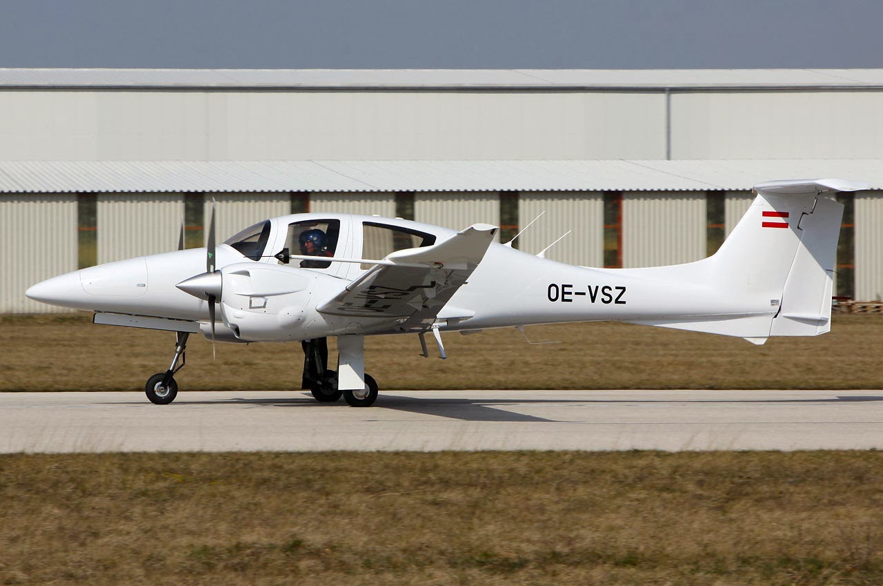 nhungdoicanh: Diamond DA-52