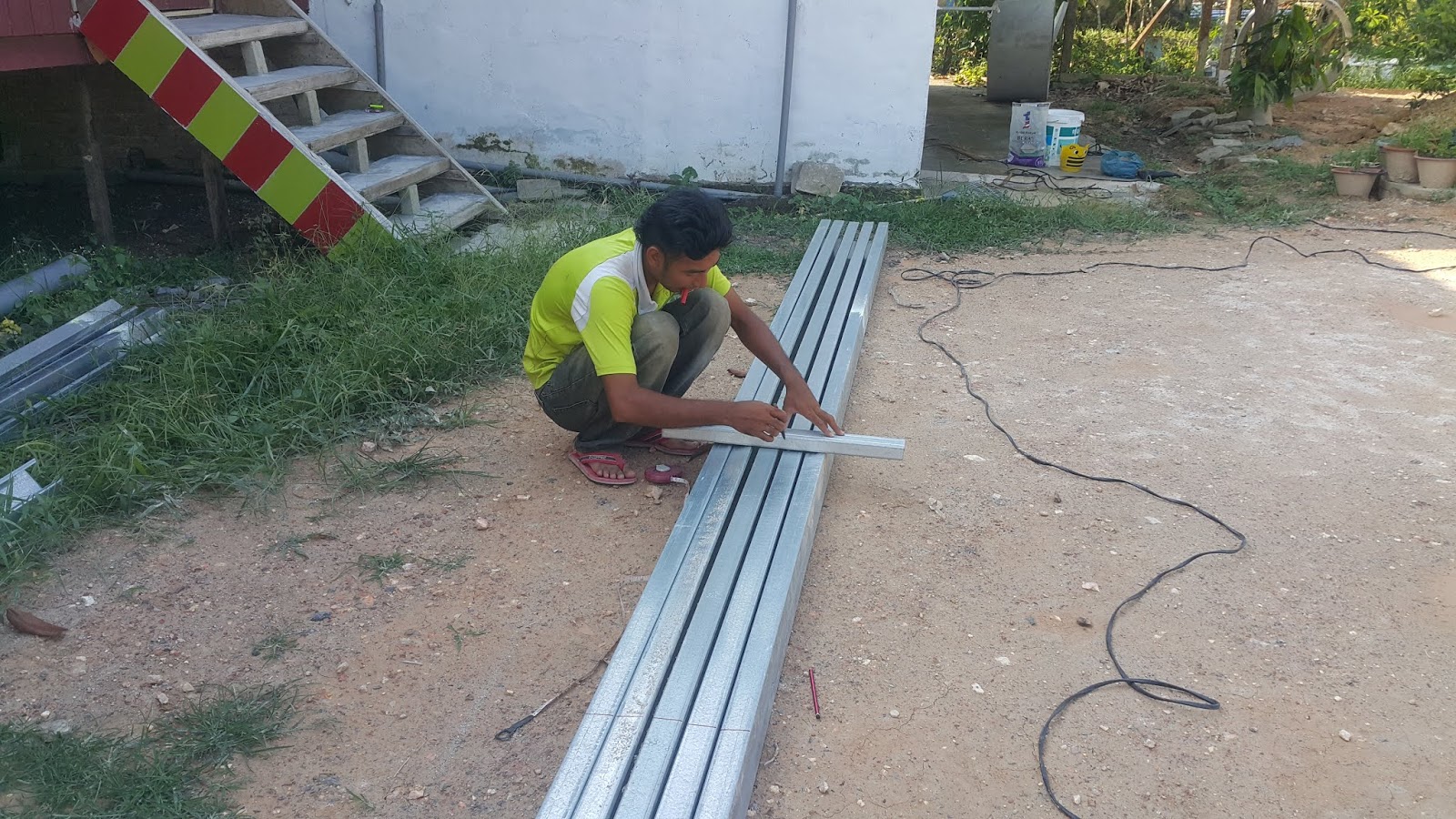 Susun dulu atap zink dan besi purlin - DIY RoomStay