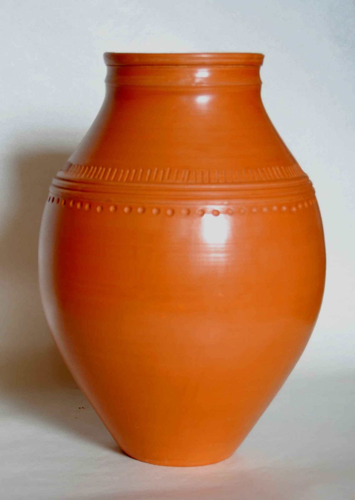 Artesania en arcilla: Jarrones con incisiones