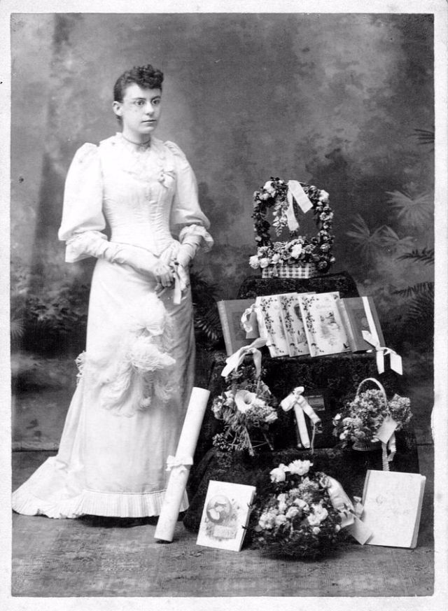 21 Charming Photos of the Graduates From the Late 19th and Early 20th ...