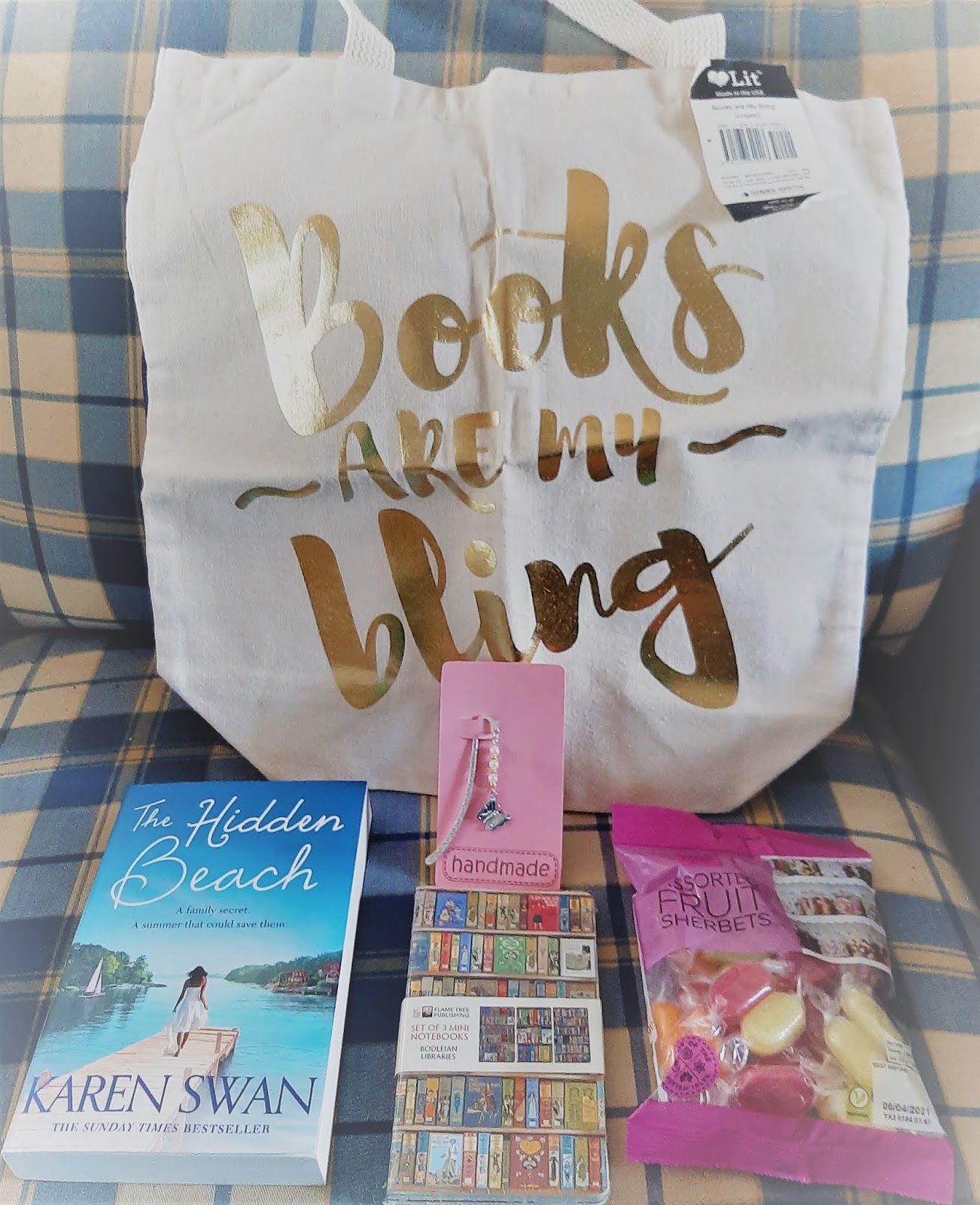 Shaz's Book Blog: Giveaway: Win a Summer Bookish bundle