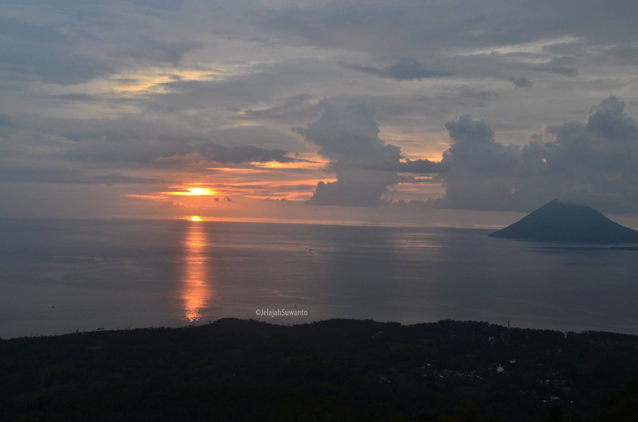 Menghantar senja pada malam dari tahura Gunung Tumpa H.V Worang ...
