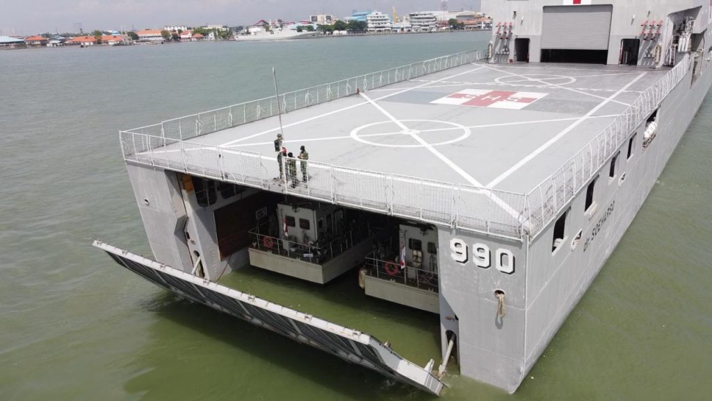 DEFENSE STUDIES: KRI dr.Soeharso-990 Uji Coba Peran Docking/Undocking