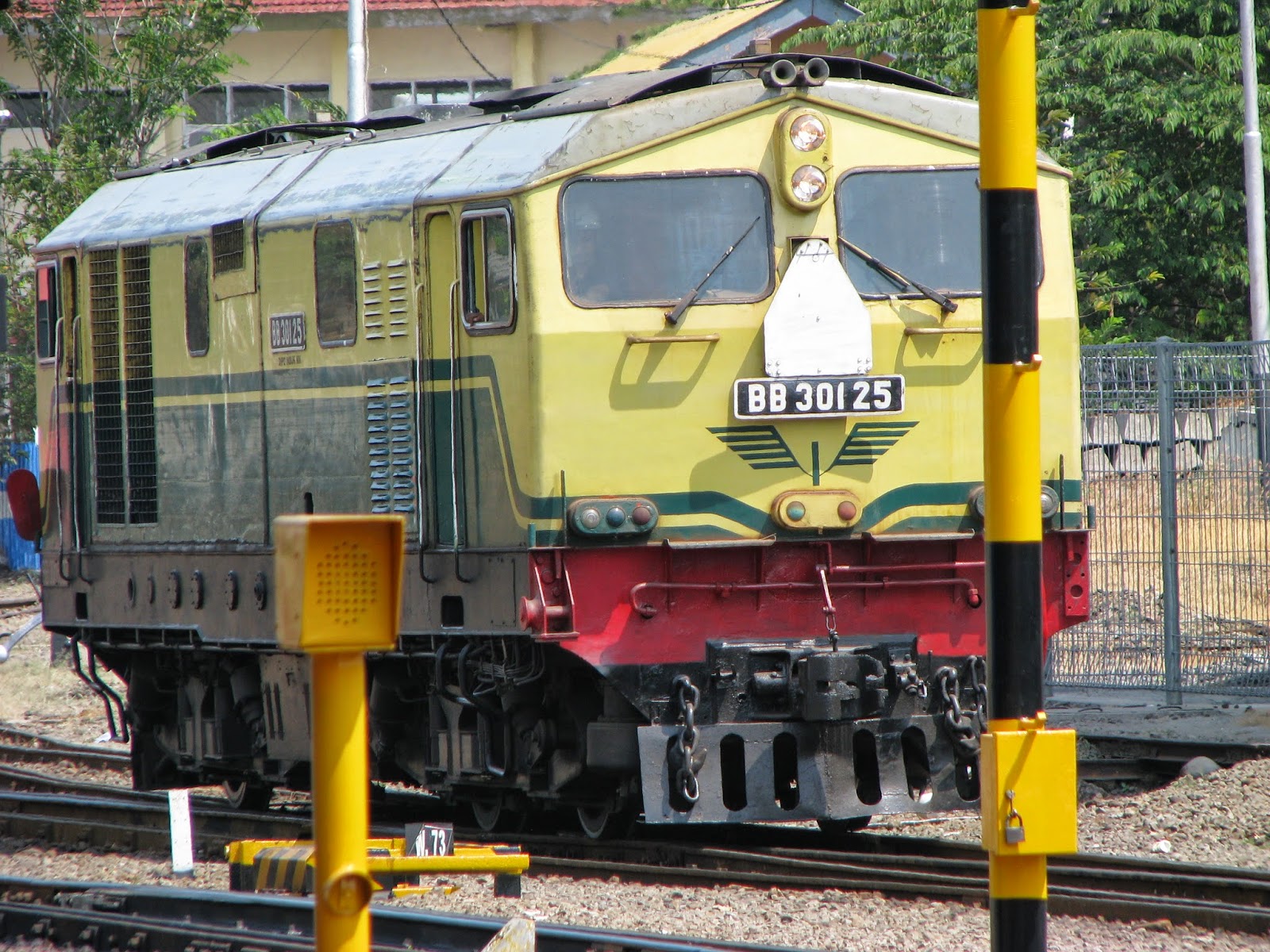 Kereta Api Indonesia: Bertemu Dengan Lokomotif BB301 di Stasiun Madiun