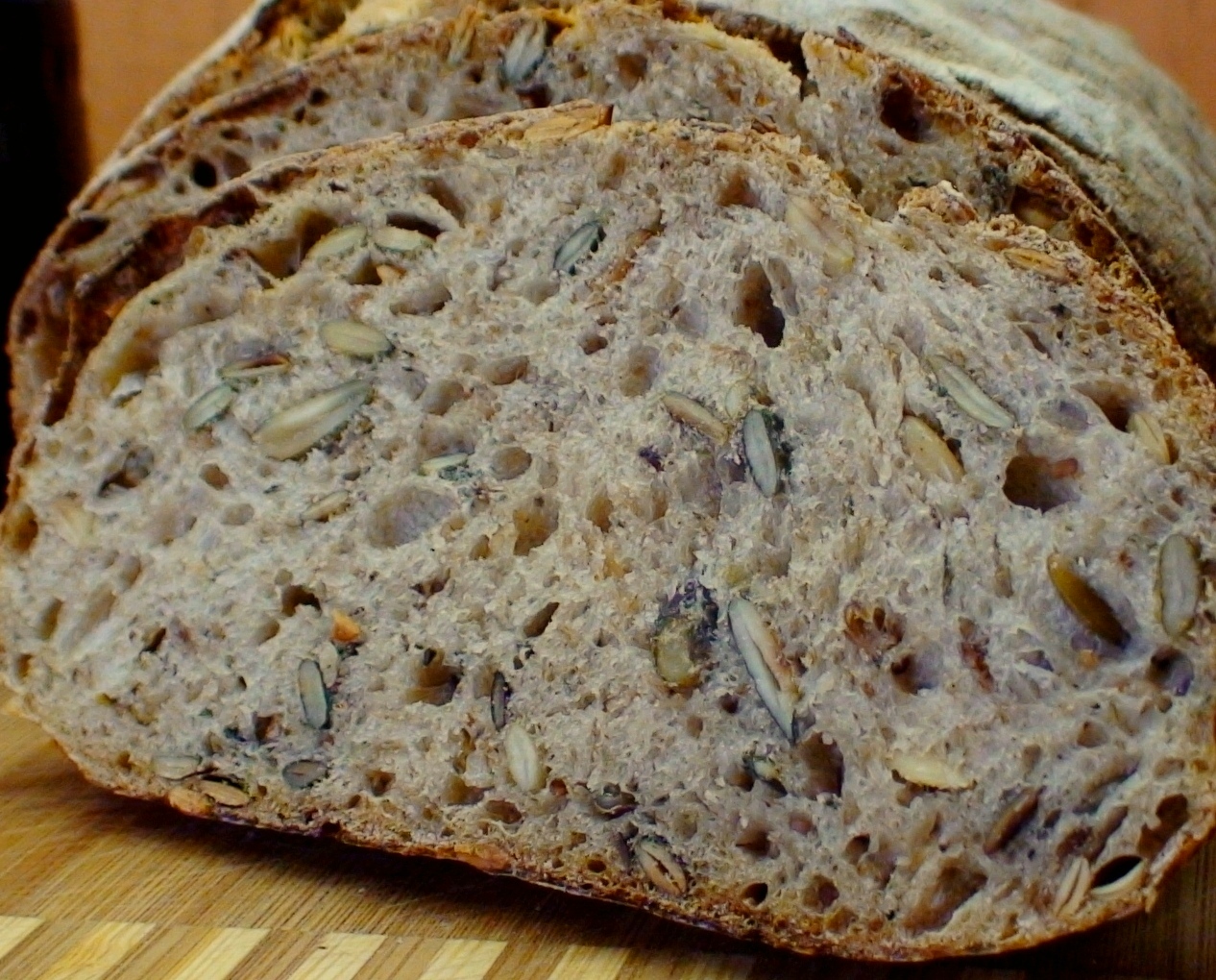 Laikas į virtuvę: Manų miltų duona su raugu ir moliūgo sėklomis
