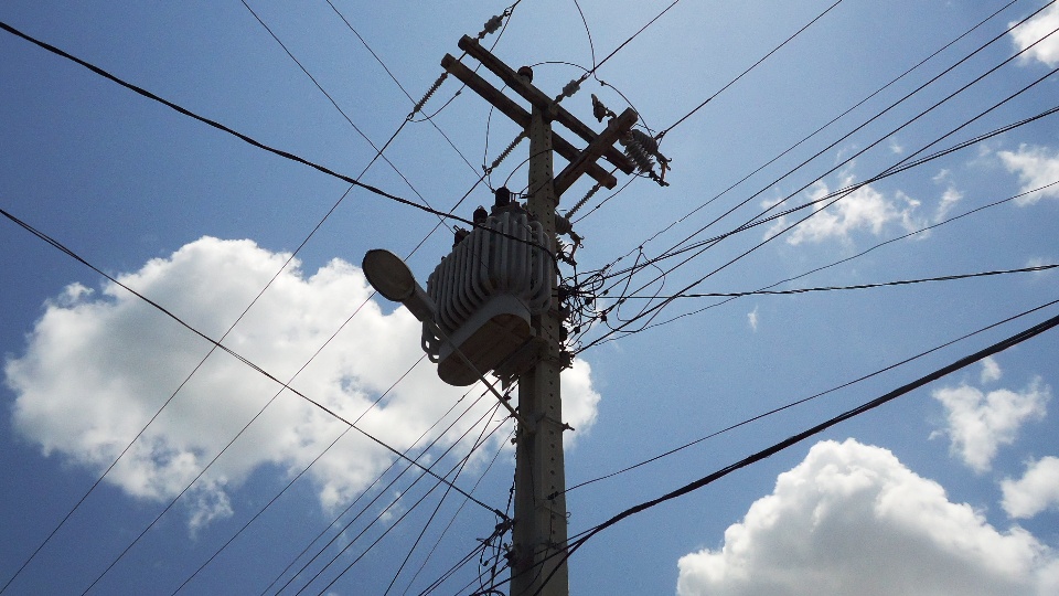 ESTAMOS EM NOVO ENDEREÇO: QUANTIDADES DE FIOS DE ALTA TENSÃO SUSTENTAM ...