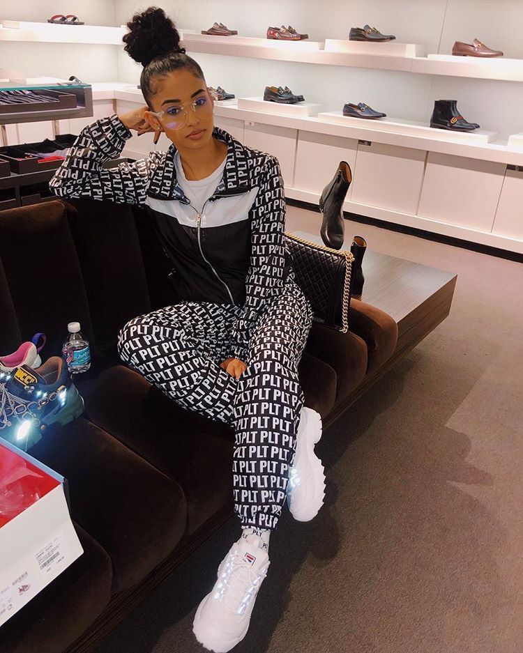 37 Hot Photos of Beautiful Solo Travelers