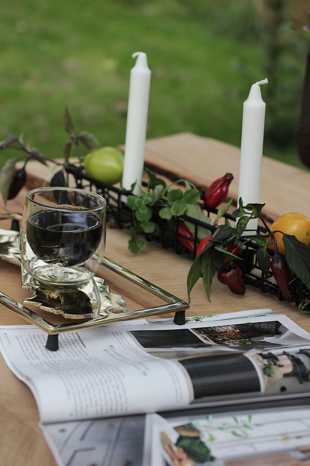 svart, vitt & rött: En kaffe ute på nya uteplatsen