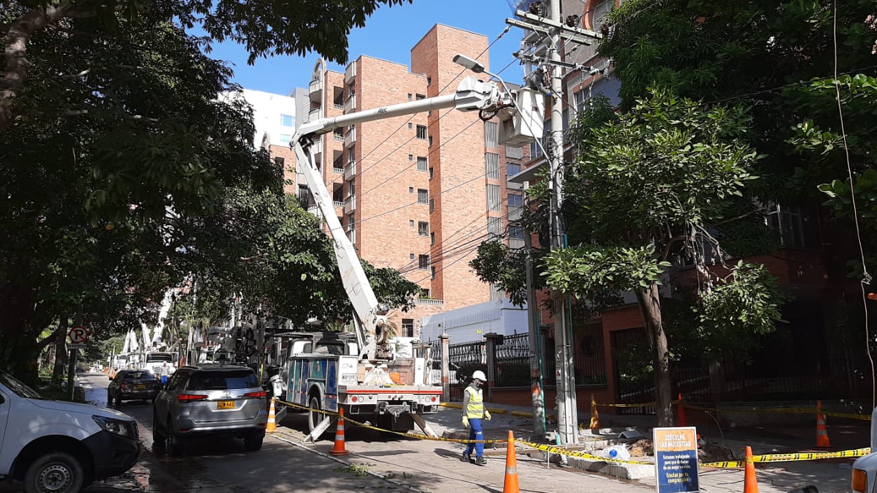 Instalan nuevas redes eléctricas en inmediaciones del Parque Rosado