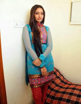 Anita Galler Candid Photoshoot HQ Pics At 'Maro Charitra' Telugu Movie ...