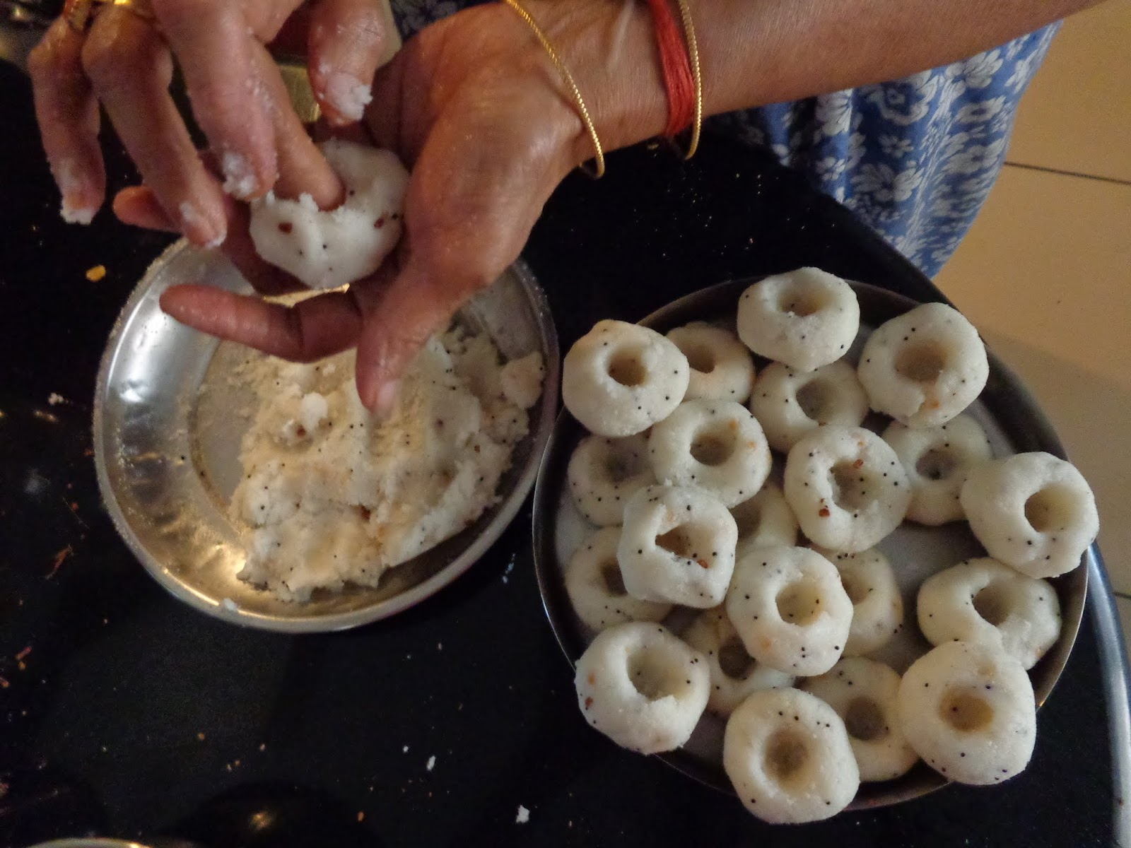 Cooking With Shobana : RICE RAVA UNDI
